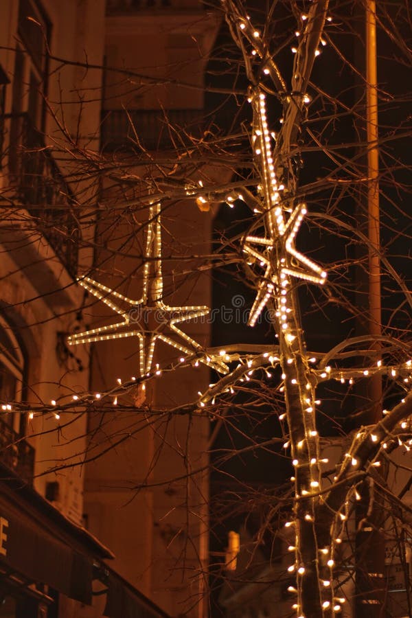 Calles, Edificios Y Cuadrados Iluminados En La Navidad En Lisbo Foto de ...