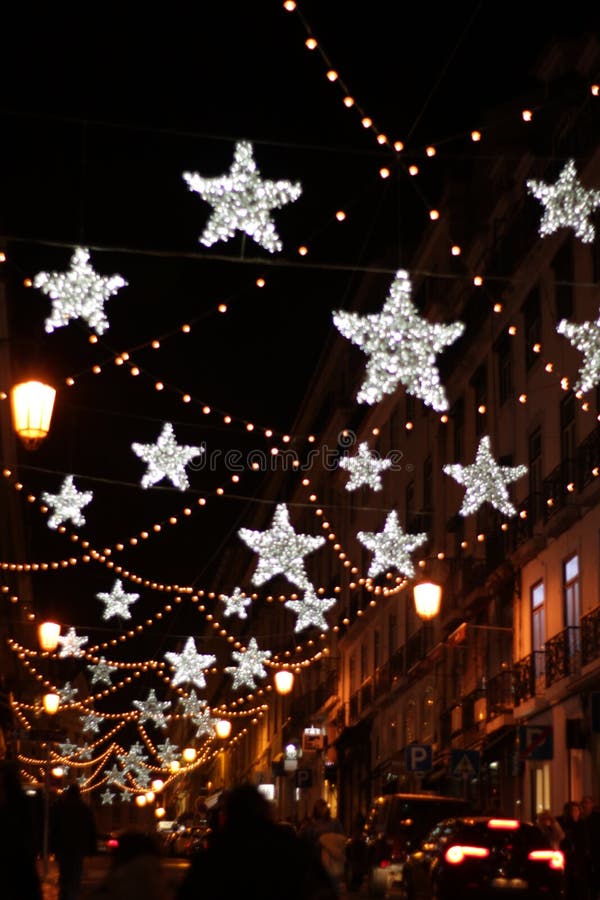 Calles, Edificios Y Cuadrados Iluminados En La Navidad En Lisbo Foto de ...
