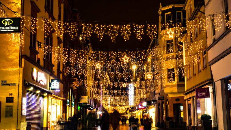 Calles Iluminadas En La Navidad Foto editorial - Imagen de urbano ...
