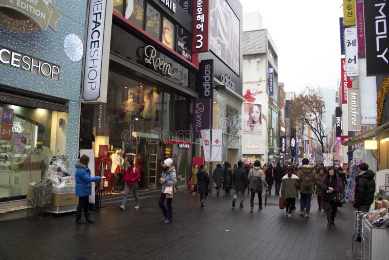 Calles Concurridas De Myeongdong, Seúl, Corea Foto de archivo editorial ...