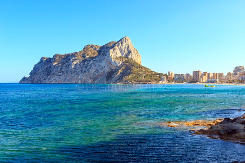 Rots van Calpe, Spanje stock foto. Afbeelding bestaande uit reis - 77353692
