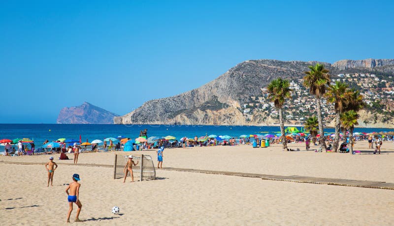 De Baaien En De Inhammen Van Costa Blanca Met De Stad Van Calpe En ...
