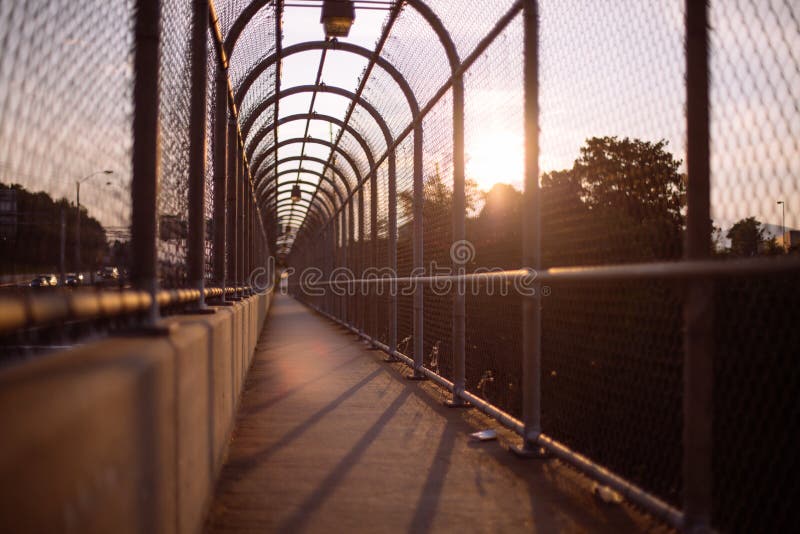 Calzada Peatonal En Un Puente Imagen de archivo - Imagen de puente ...