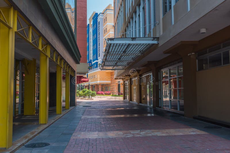 Calzada Peatonal Entre Los Edificios Imagen de archivo - Imagen de ...