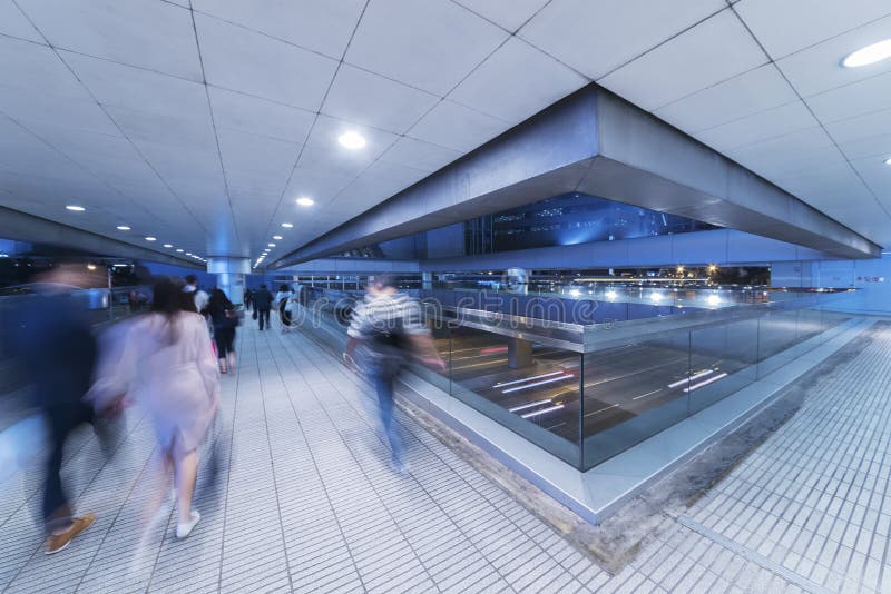 Calzada peatonal moderna foto de archivo. Imagen de punta - 112484750