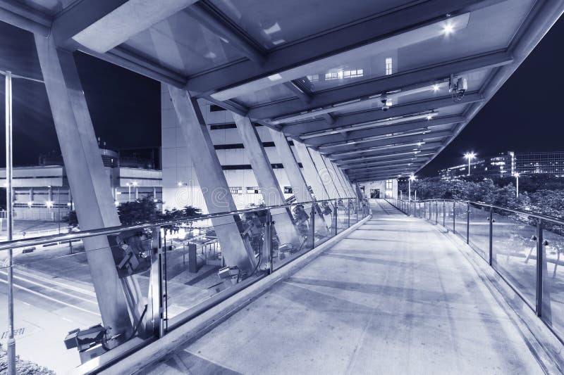 Calzada peatonal moderna imagen de archivo. Imagen de calzada - 115576765