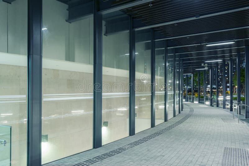 Calzada peatonal moderna imagen de archivo. Imagen de pilar - 96679279