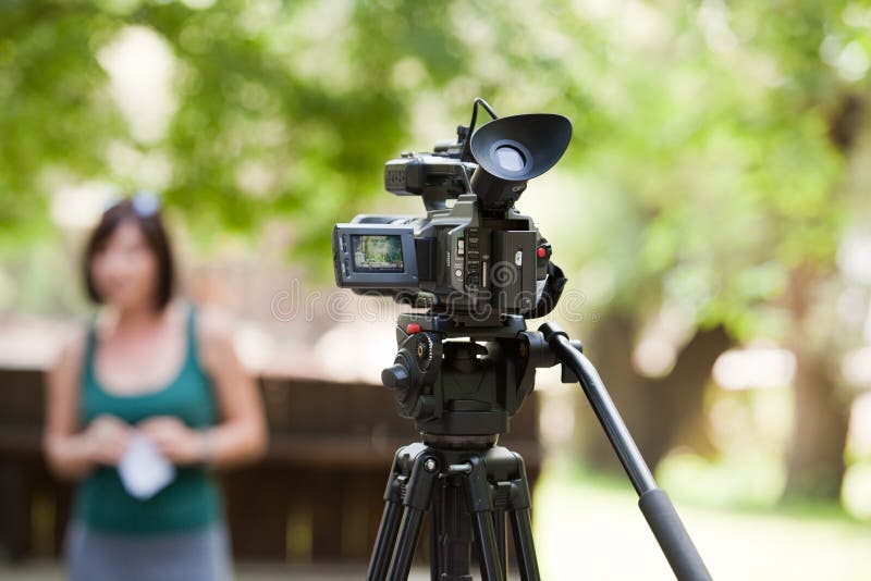 Caméra Vidéo Au Foyer, Journaliste Féminin Brouillé à L'arrière-plan ...