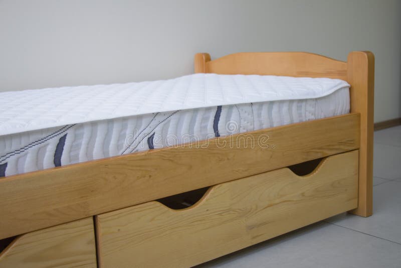 Cama Con Cajones De Madera Lacada Foto de archivo - Imagen de pino ...