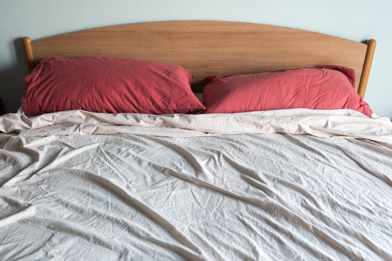Cama de casal desfeita imagem de stock. Imagem de descanso - 98686563