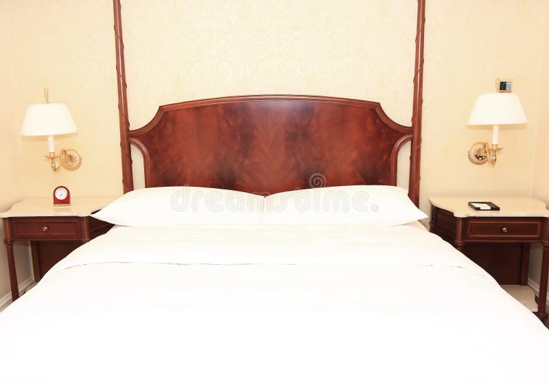 Cama del hotel foto de archivo. Imagen de alojamiento - 6901352