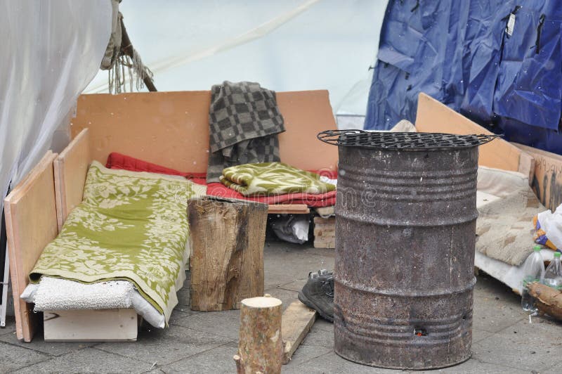 Cama Del Mendigo Escena De La Calle Imagen de archivo - Imagen de ...