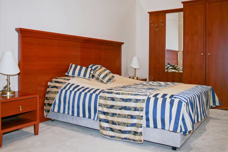 Cama de lujo del rey foto de archivo. Imagen de interior - 7089686