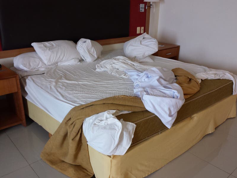 Cama desarrumado foto de stock. Imagem de pena, cobertor - 15833194