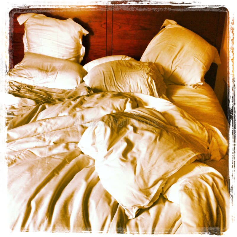 Quarto Com Uma Cama Desfeita Fotos De Stock - Baixe 87 Fotos Royalty Free