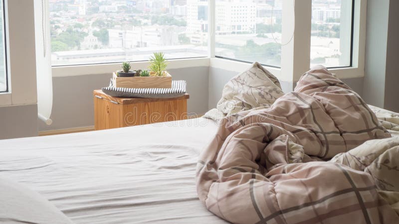 Quarto Com Uma Cama Desfeita Fotos De Stock - Baixe 87 Fotos Royalty Free