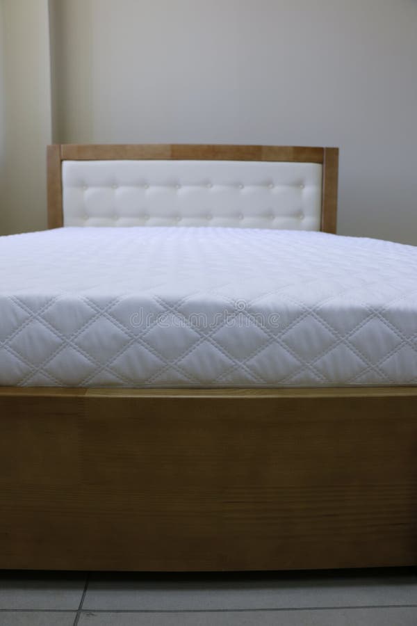 Cama Doble De Madera Lacada Imagen de archivo - Imagen de retroceder ...