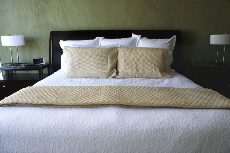 Cama lujosa imagen de archivo. Imagen de linos, casero - 3988841