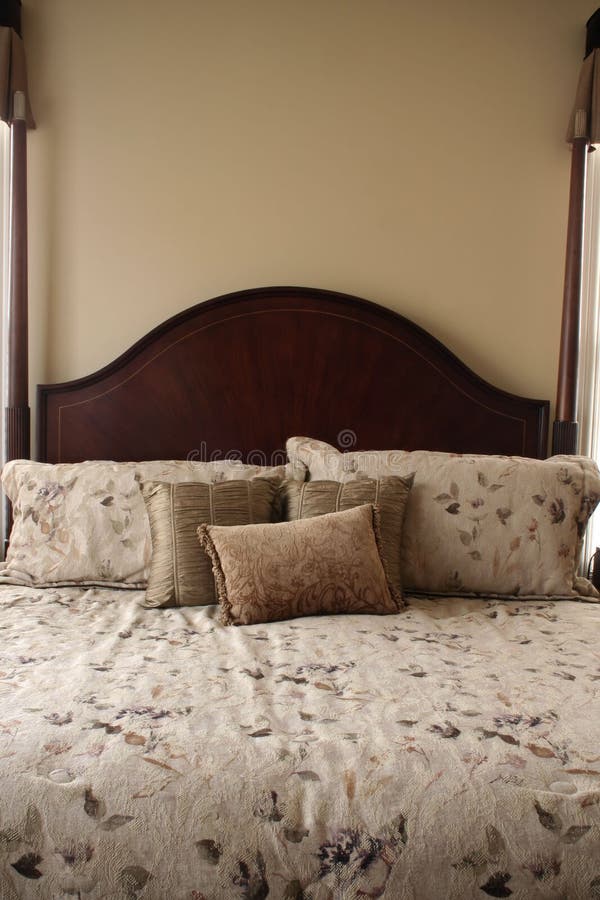 Cama lujosa imagen de archivo. Imagen de linos, casero - 3988841