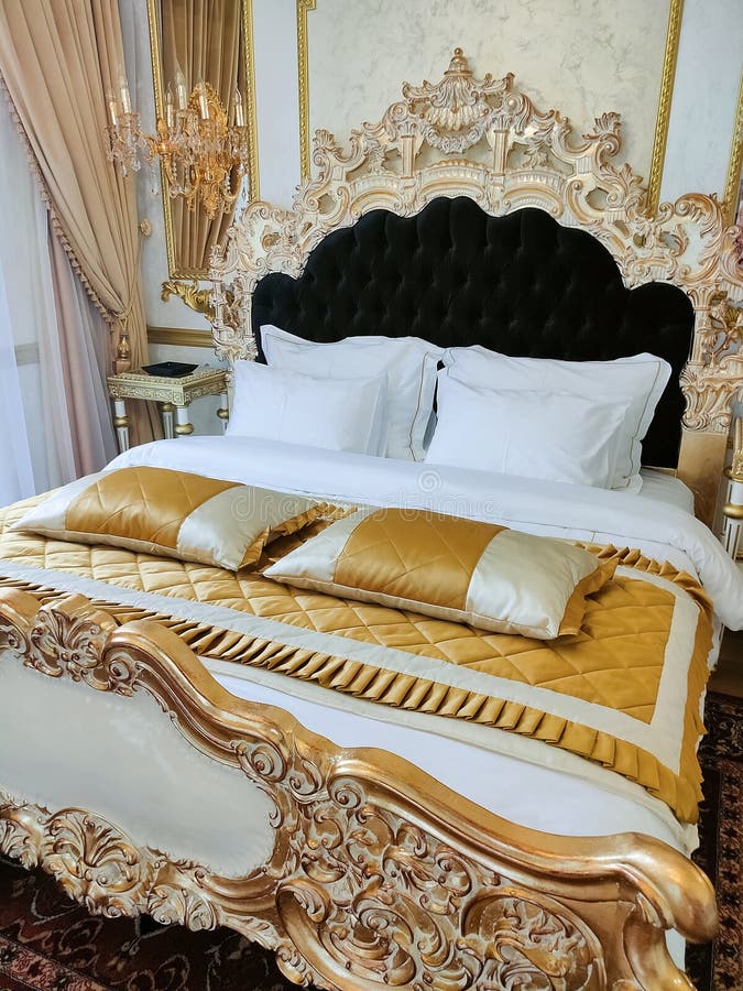 Cama lujosa de estilo real imagen de archivo. Imagen de lifestyle ...