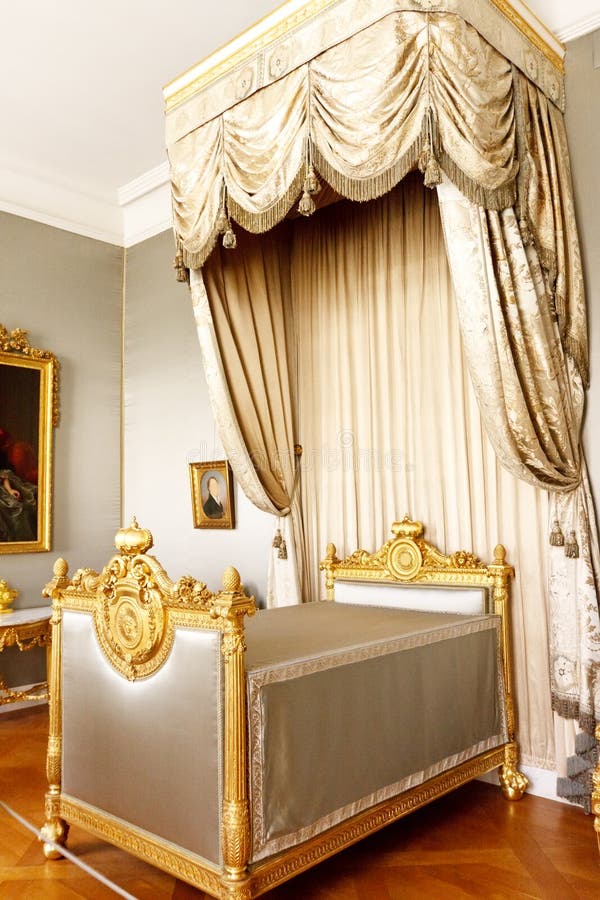 Cama real do dossel foto de stock. Imagem de tecla, luxuosa - 19545402