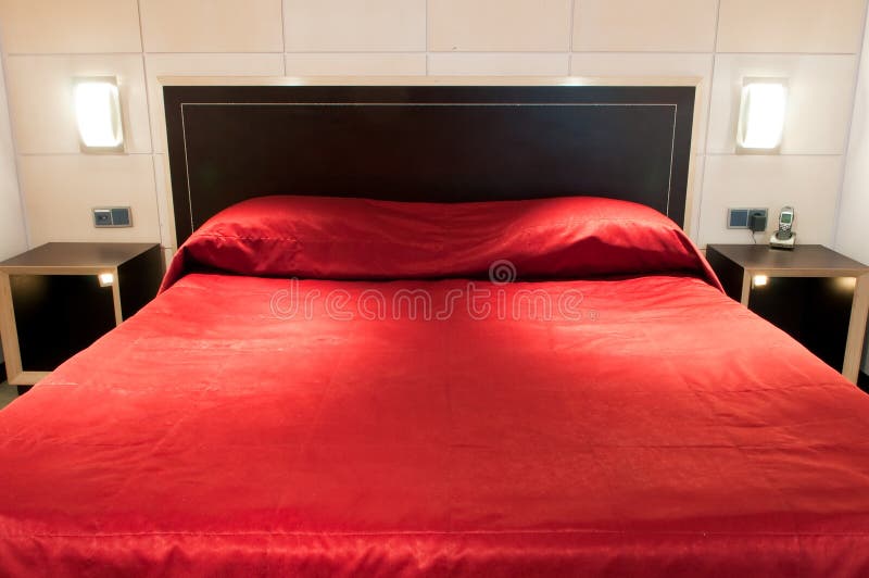 Cama roja imagen de archivo. Imagen de romance, manera - 13910237