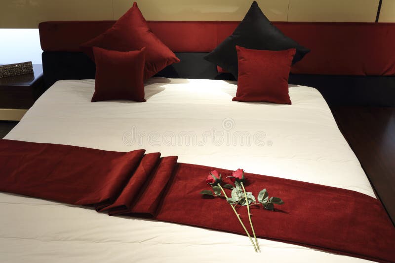 Cama y lecho modernos foto de archivo. Imagen de cortinas - 51559434