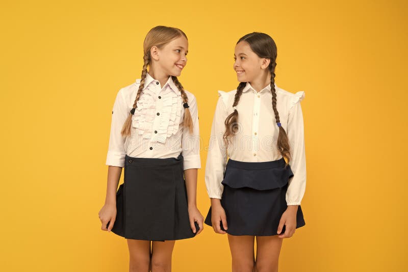 Les Camarades De Classe Samusent à Lécole Les Amis Adorent Les élèves