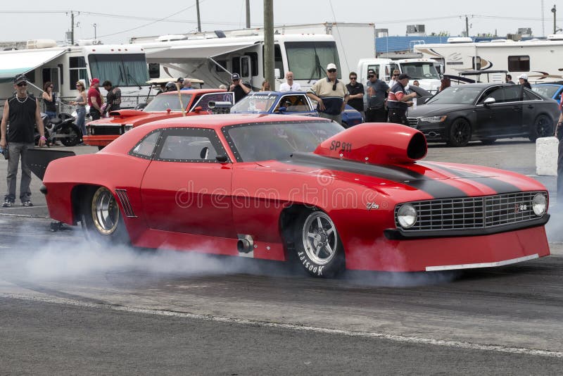 Camaro drag car in action editorial image. Image of dragway - 91031335