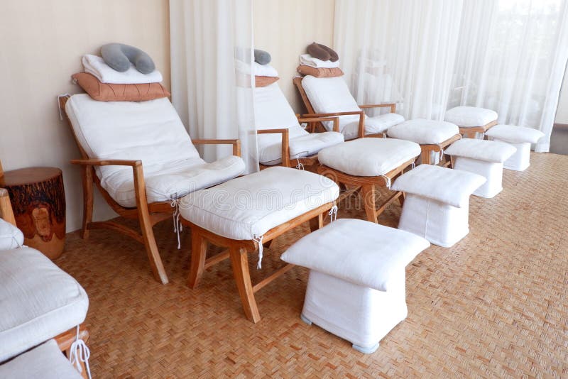 Camas De Masaje En La Sala De Spa Foto de archivo - Imagen de ...
