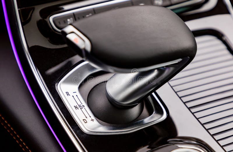 Cambio De Marchas En Un Coche Imagen de archivo - Imagen de controles ...
