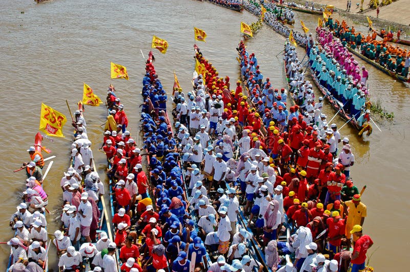 Cambodian water boat race editorial photography. Image of phnom - 17087517