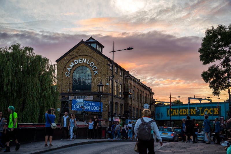 Relaxe em Camden Town Lock imagem de stock editorial. Imagem de vendas ...