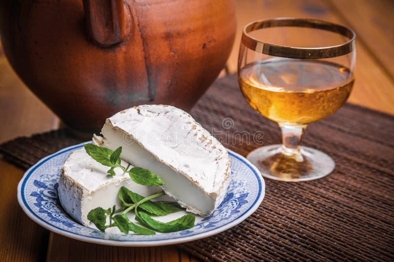 Camembertost, Brieost, Mjuka Franska Ostar Arkivfoto - Bild av honung ...