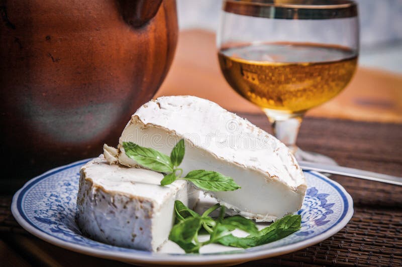 Camembertost, Brieost, Mjuka Franska Ostar Arkivfoto - Bild av honung ...