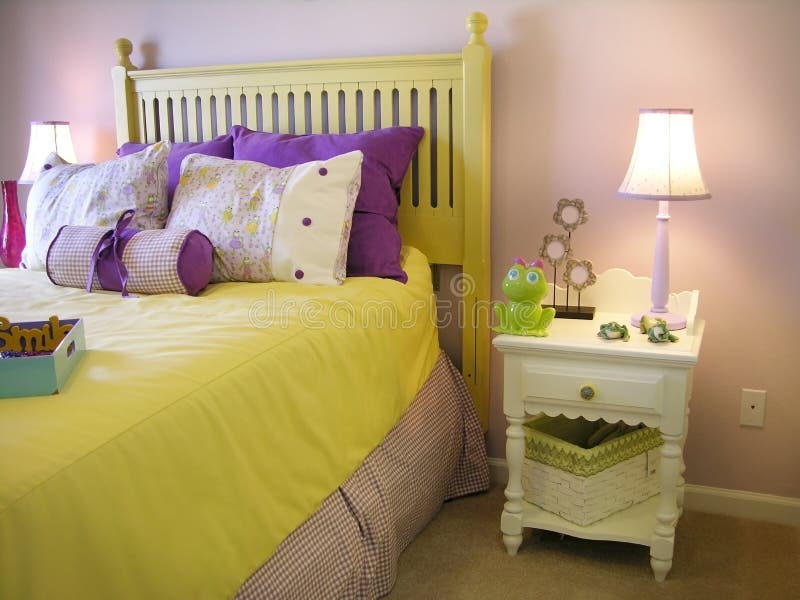 Camera Da Letto Delle Ragazze Fotografia Stock - Immagine di cuscini ...