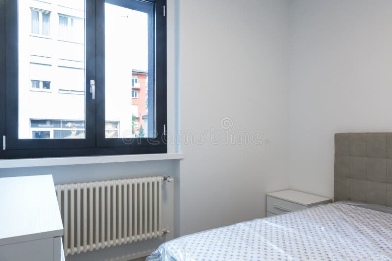 Camera Da Letto Moderna Con La Grande Finestra Luminosa Immagine Stock ...