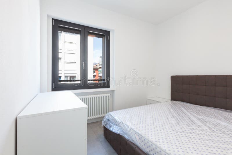 Camera Da Letto Moderna Con La Grande Finestra Luminosa Immagine Stock ...