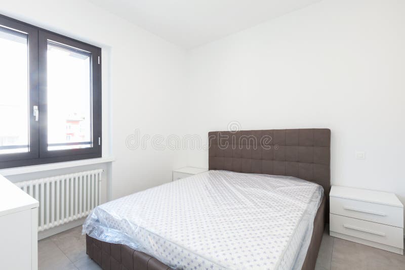 Camera Da Letto Moderna Con La Grande Finestra Luminosa Immagine Stock ...