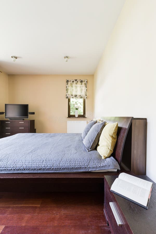 Camera Da Letto Principale Elegante Con Letto Matrimoniale Fotografia ...