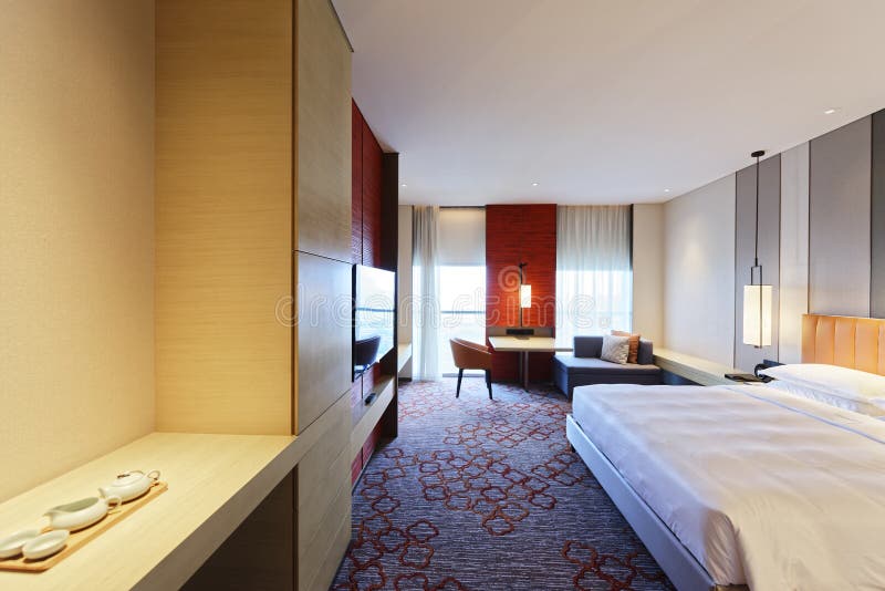 Camera Di Albergo Luminosa E Comoda Immagine Stock Editoriale ...