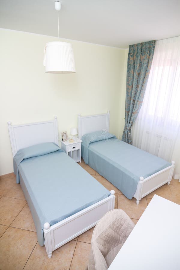 Interno Di Camera Doppia Con I Letti Separati Fotografia Stock ...