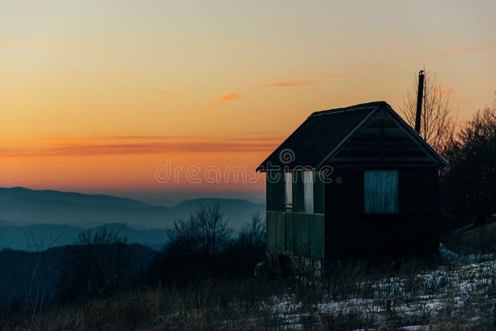 Camera in Montagne Con Il Tramonto Fotografia Stock - Immagine di ...