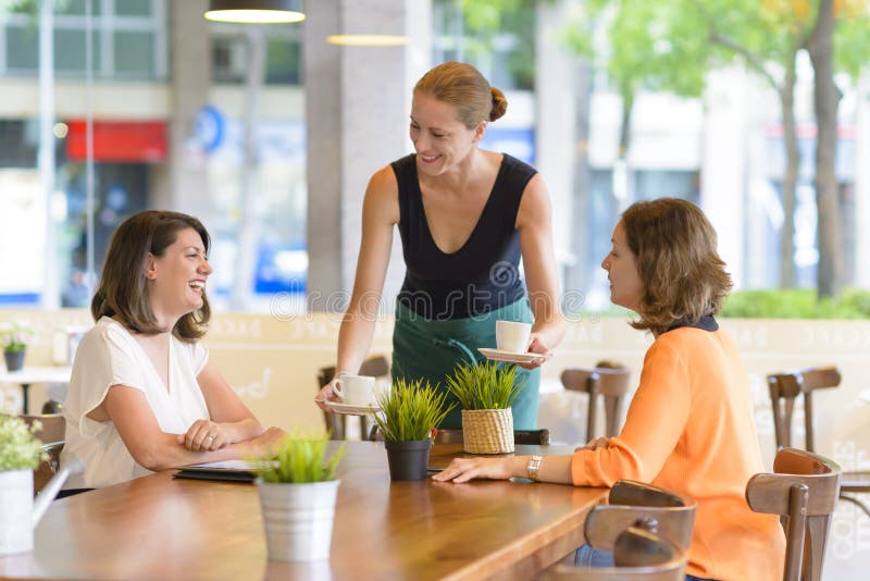Cameriera Che Serve I Clienti Fotografia Stock - Immagine di digitale ...