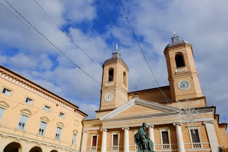Camerino en Italia foto de archivo. Imagen de catedral - 48747230