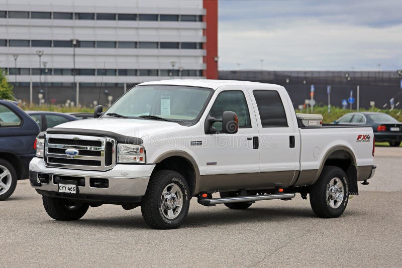 Camión Blanco De Ford Super Duty F-250 Fotografía editorial - Imagen de ...