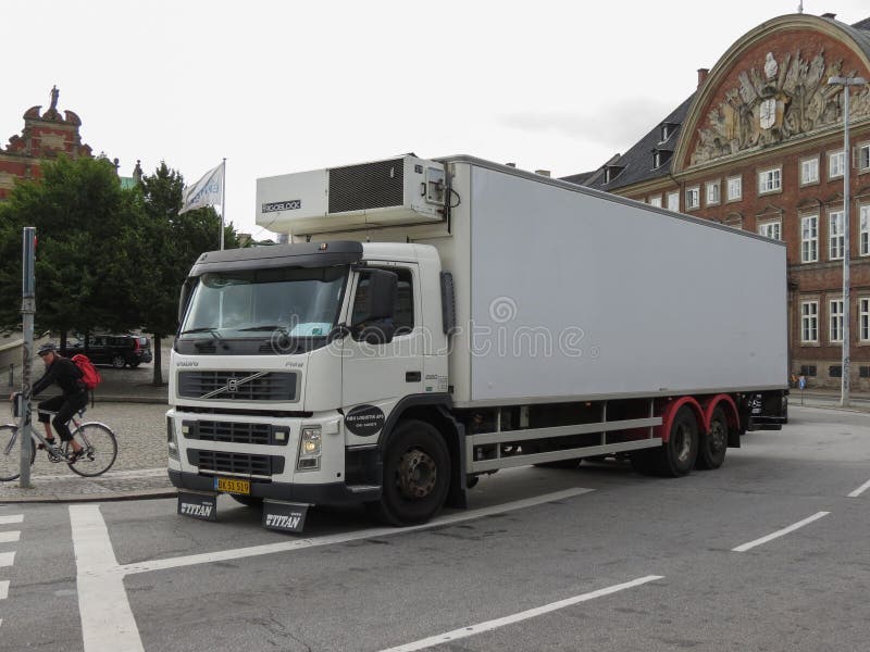 Camión Blanco De Volvo FH, Front View Imagen de archivo editorial ...