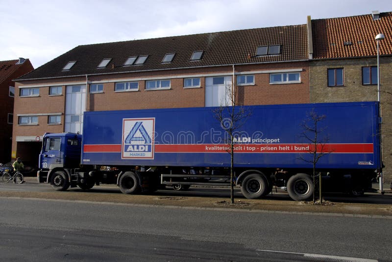 Camión De Reparto De La Comida De Aldi Foto editorial - Imagen de ...