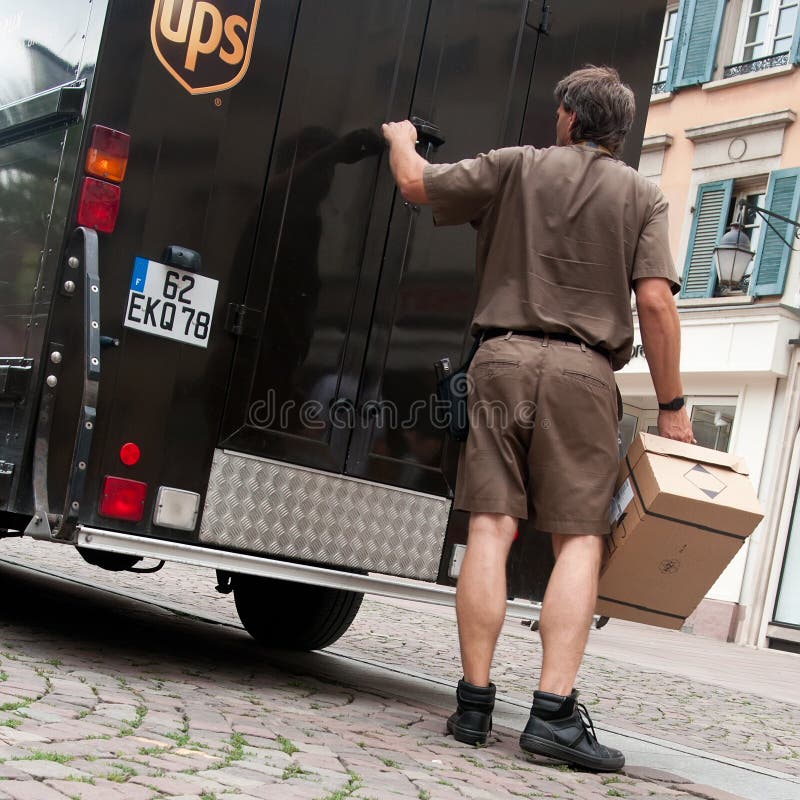 Camión De UPS Y Hombre De Entrega Fotografía editorial - Imagen de ...