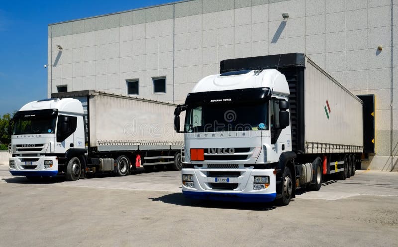 Camión del cargamento fotografía editorial. Imagen de brillante - 40572162